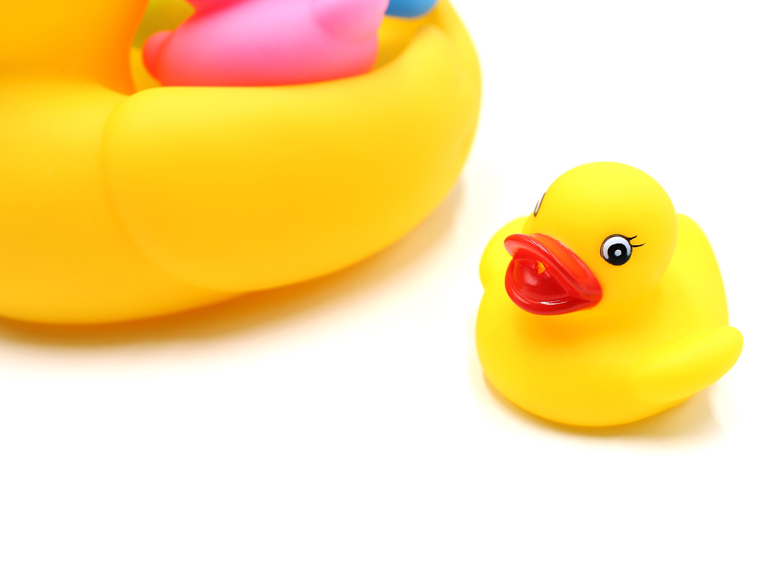 DOPHYRANIX Floating Rubber Duckies Bath Play 5 Pieces Set - Includes 1 Jumbo Mama Ducky and 4 Baby Ducks - Fun Water Tub Playing Kits(4 Colors)