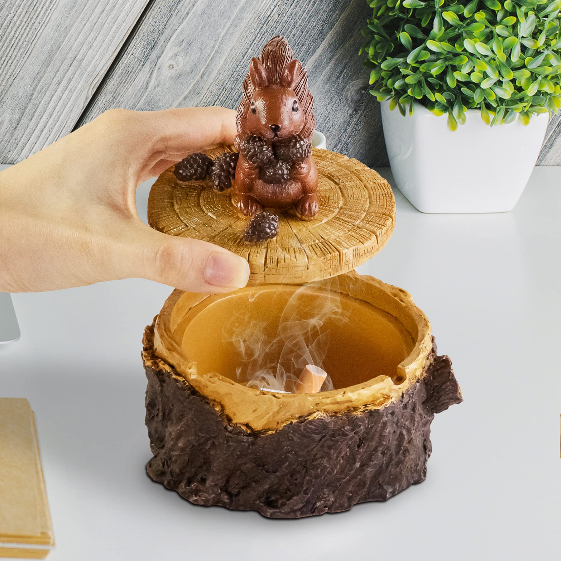 Grovind Outdoor Ashtrays for Cigarettes Cute Resin Squirrel Ashtray with Lid for Home and Garden