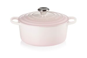 le creuset signature cast iron round casserole, 4.5 qt- shell pink