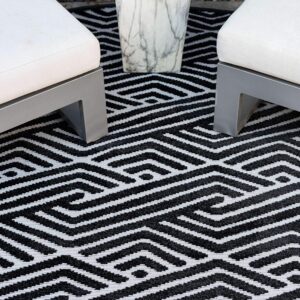 Unique Loom Sabrina Soto Outdoor Collection Modern, Vibrant, Carved Area Rug, 8 ft x 8 ft, Black/Ivory