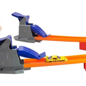 Hot Wheels Track & Toy Cars, Dual-Track Racing for 1 or 2 Players with Additional Track Pieces Plus 2 1:64 Scale Vehicles, Super Speed Blastway Set & Track Builder Straight Track Bundle