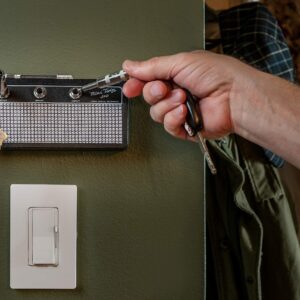 Licensed Fender Jack Rack- guitar amp key holder, includes 4 guitar plug keychains and 1 wall mounting kit. Quick and easy installation.