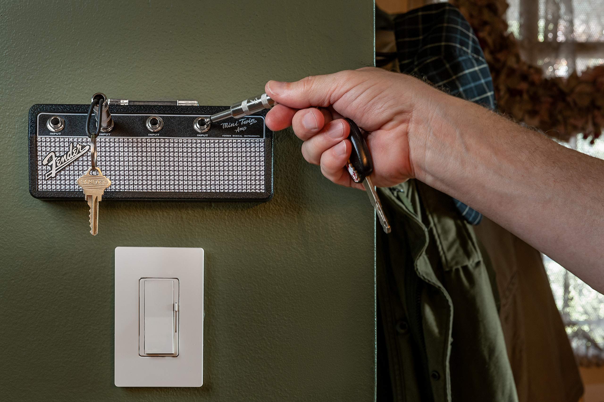 Licensed Fender Jack Rack- guitar amp key holder, includes 4 guitar plug keychains and 1 wall mounting kit. Quick and easy installation.