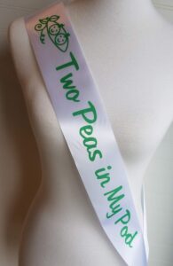 amy's bubbling boutique twin baby shower sash two peas in my pod for mom to be white & green with silver safety pin