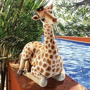 Design Toscano Zari The Resting Giraffe Statue: Medium