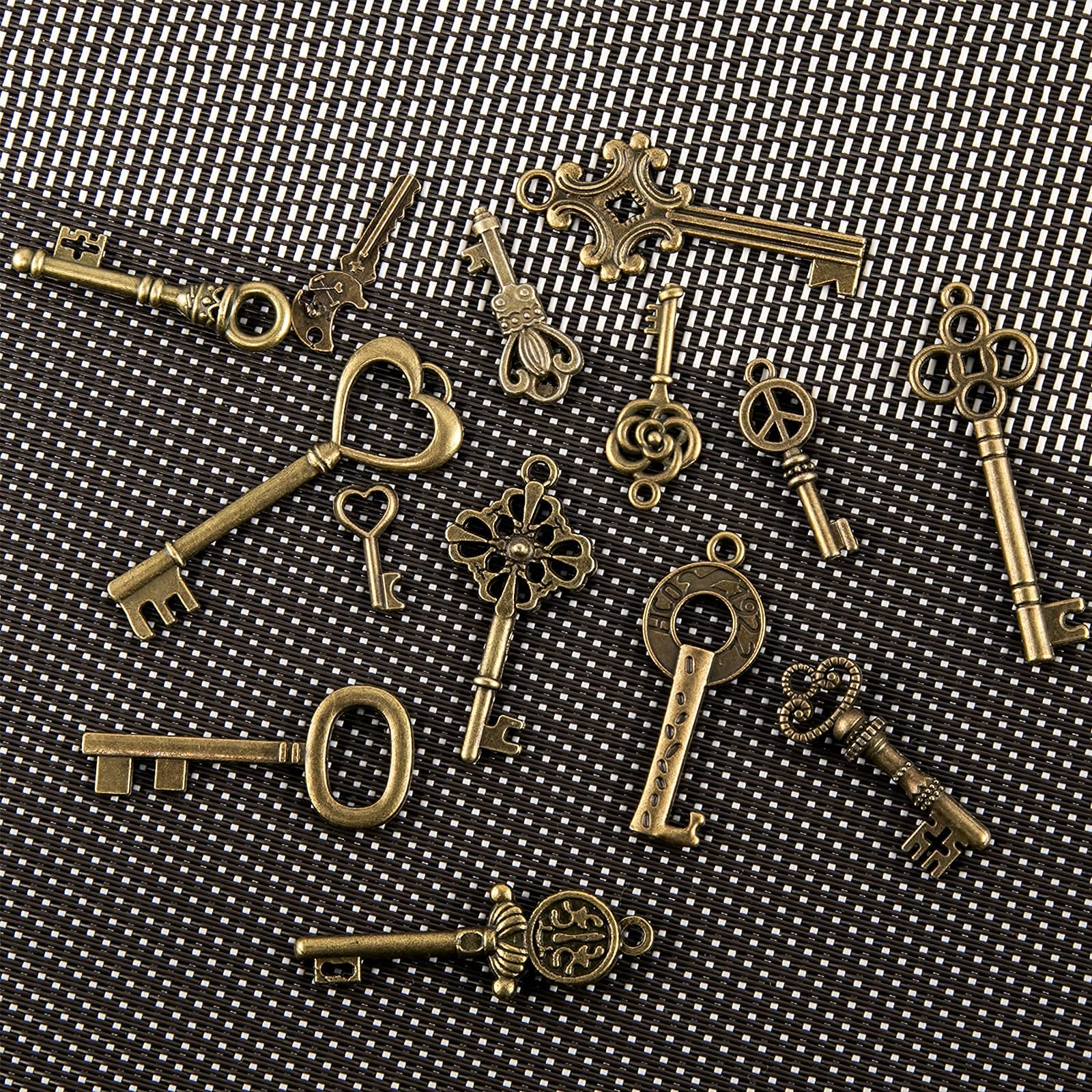 CHuangQi 40PCS Antique Bronze Vintage Skeleton Keys Charm Set, Steampunk Key DIY Handmade Accessories, Jewelry Making Supplies Wedding Favors