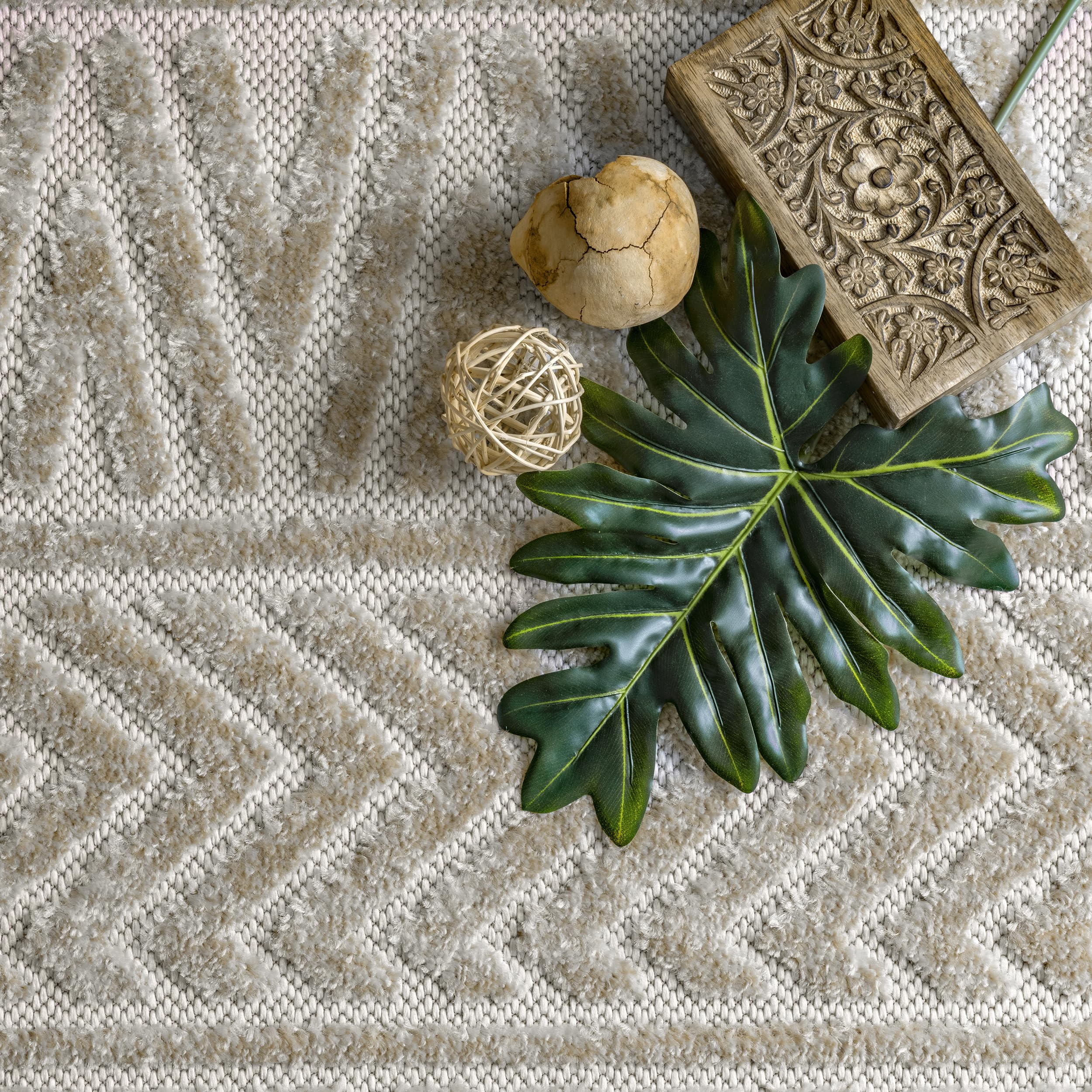 nuLOOM Kamryn Textured Tribal Indoor/Outdoor Area Rug, 4' x 6', Beige, Rectangular, 0.3" Thick