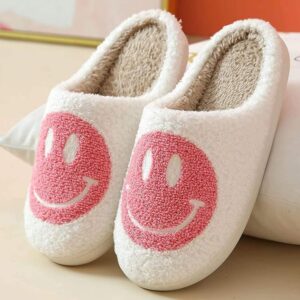 LEZIRTOI Retro Fuzzy Face Slippers for Women men， Womens Girls Cute Yellow the Lable Face House Slippers for Indoor Outdoor Pink/White/Black/Blue (pink.43/44)