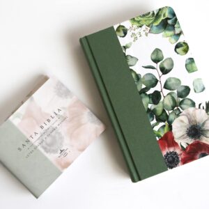 Biblia RVR 1960 letra grande Tapa dura y tela verde con flores tamaño manual / B ible RVR 1960 Handy Size Large Print Hardcover Cloth with Green Floral