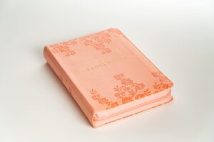 biblia para mujer reina valera 1960 con letra grande tamano manual 12 puntos cierre indice semil piel color coral/ rosado floral