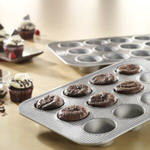 USA Pan Bakeware Nonstick Cupcake and Muffin Pan with LId, 12 Cup, WHITE