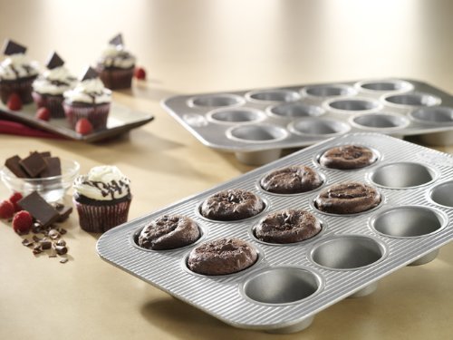 USA Pan Bakeware Nonstick Cupcake and Muffin Pan with LId, 12 Cup, WHITE