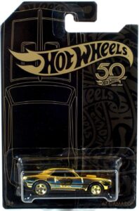 hot wheels 2018 50th anniversary black & gold series '67 camaro chase 1/64 scale diecast model car, unisex