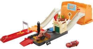 mattel disney and pixar cars track set with lightning mcqueen toy car & storage tub, race & go playset, 20+ pieces include launcher