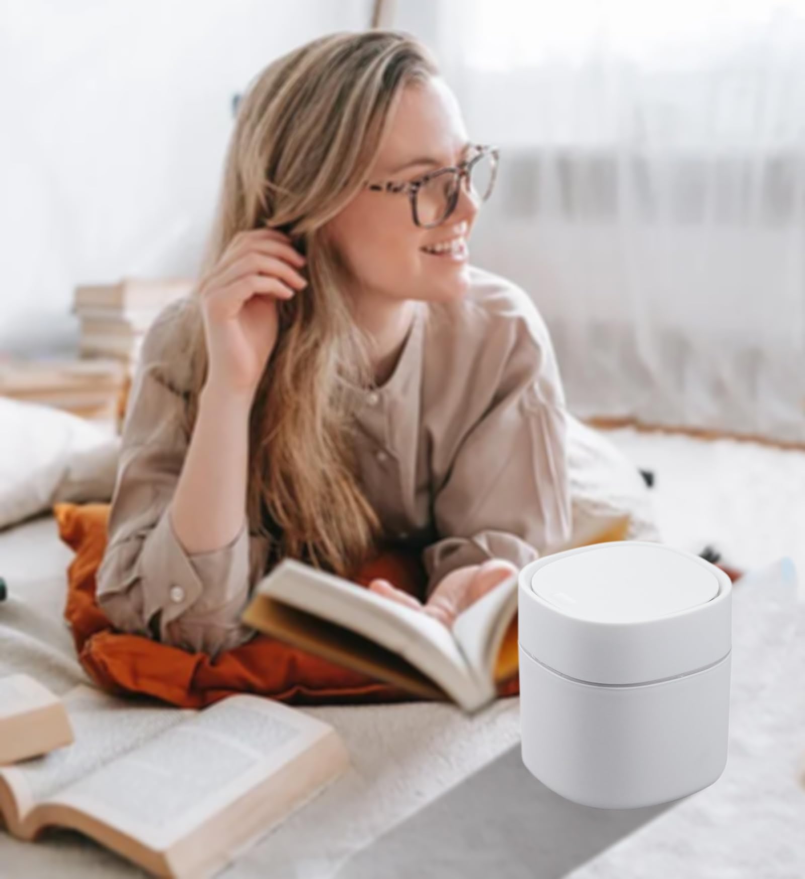 AWOLIC Mini Desktop Trash Can with Lid,Small Garbage Can for Countertop,Dressing Table,Bedside Etc,Free 90 Bags(White)