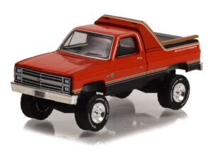 greenlight 30365 1984 chevy k-10 scottsdale 4x4 - sno chaser (hobby exclusive) 1:64 scale diecast