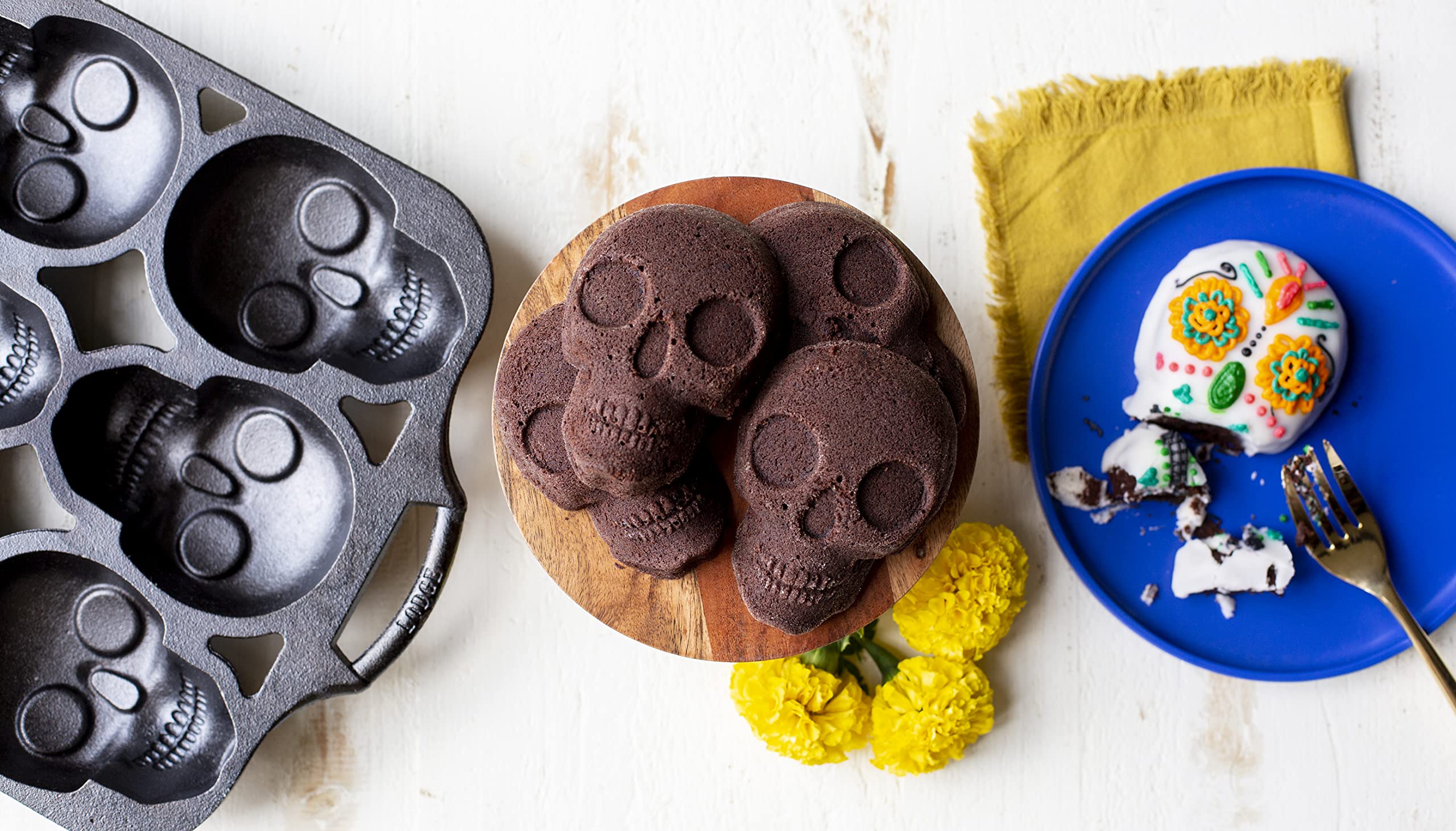 Lodge Seasoned Cast Iron Skull Mini Cake Pan