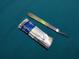 1 stainless steel scalpel knife handle #3 with 20 sterile surgical blades #10 (hti brand)