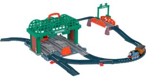 thomas & friends diecast toy train & track set knapford station 2-in-1 playset & storage case for preschool kids ages 3+ years​