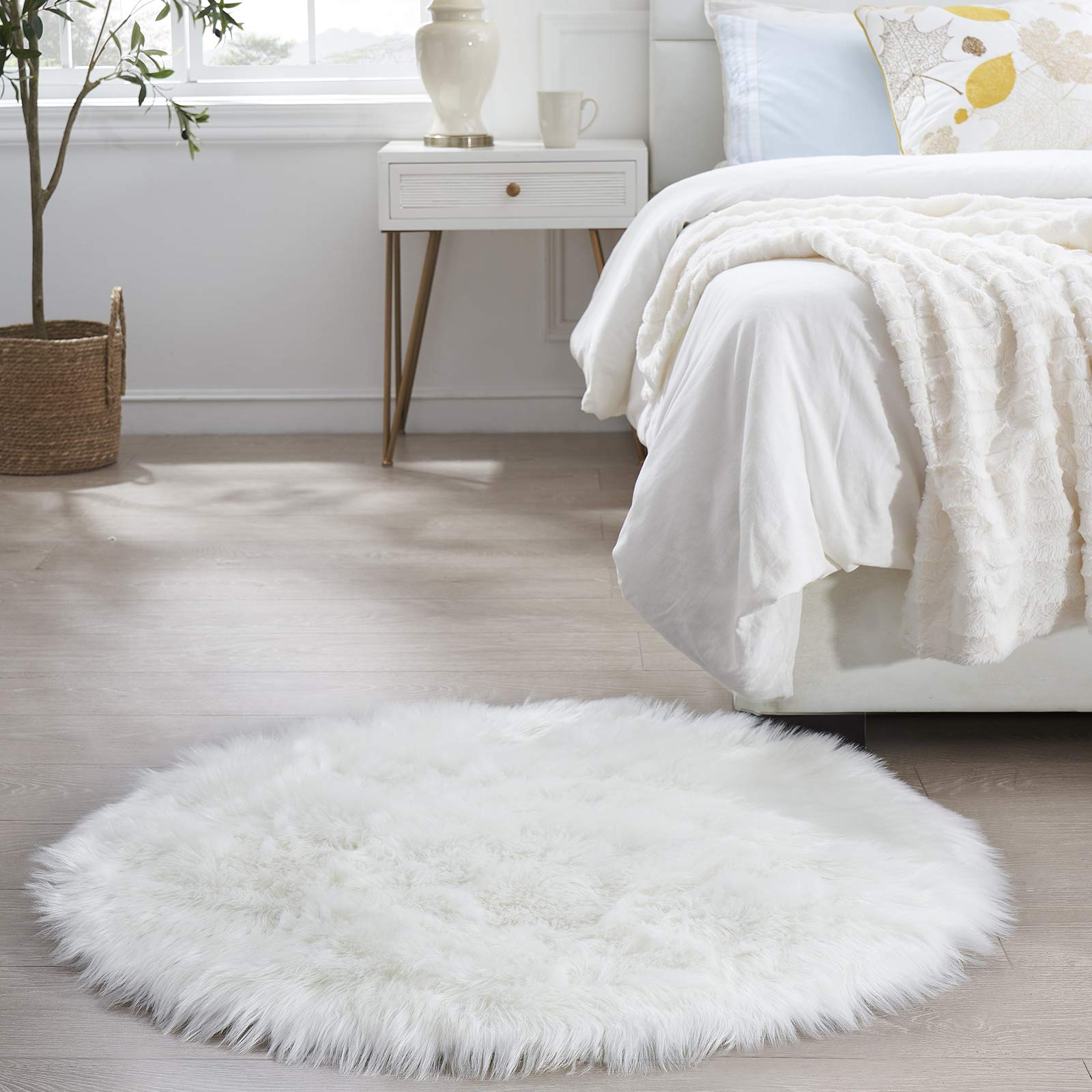 Round Fur Rug Fluffy Area Rug for Bedroom, White Faux Fur Rug Furry Circle Rug for Kids Room, Cute Princess Castle Furry Nursery Rug, Plush Shag Circular Rugs Floor Carpets for Teen Girl Room, 3x3 Ft