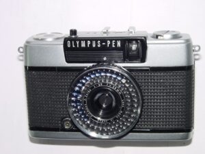 olympus pen ee-3 half frame 35mm camera with 28mm f/3.5 lens