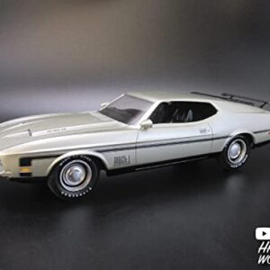 AMT 1971 Ford Mustang Mach I 1:25 Scale Model Kit