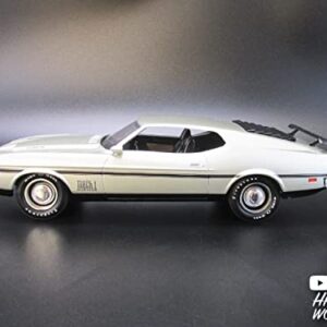 AMT 1971 Ford Mustang Mach I 1:25 Scale Model Kit