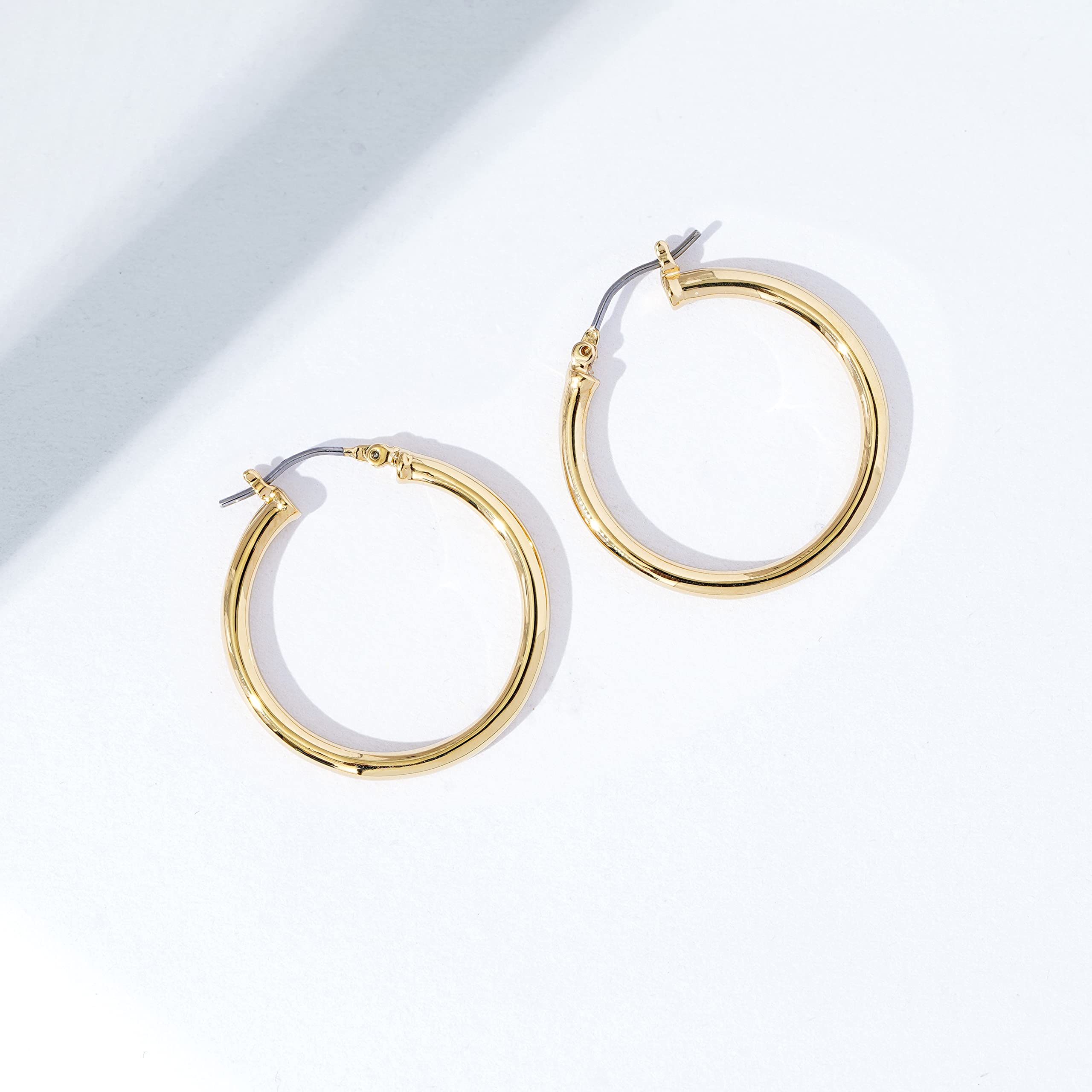 Amazon Essentials 14K Gold Plated Full Round Hoop Earrings 30mm, Yellow Gold