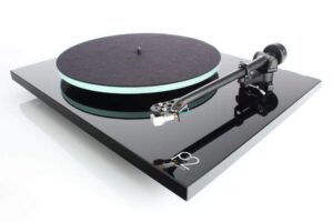 rega planar 2 turntable with premounted carbon mm cartridge (gloss black)