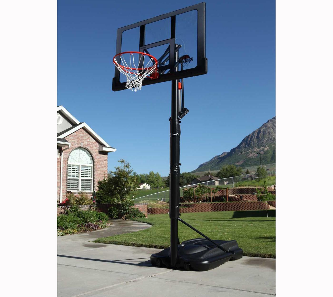 Lifetime Portable Basketball System with Shatterproof Backboard (52" Polycarbonate)