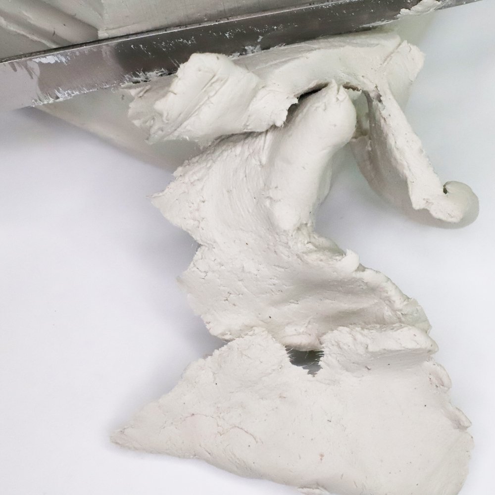 Mont Marte White Air Hardening Modeling Clay, 500g (1.1lb). Dries in Approximately 24 Hours. Suitable for Sculptors and Modelers of All Skill Levels.