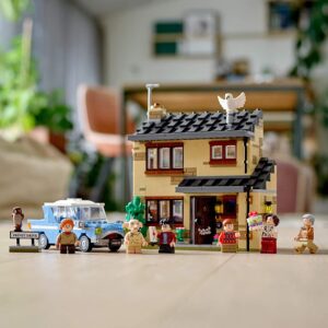 LEGO Harry Potter 4 Privet Drive 75968 House and Ford Anglia Flying Car Toy, Wizarding World Gifts for Kids, Girls & Boys with Harry Potter, Ron Weasley, Dursley Family, and Dobby Minifigures