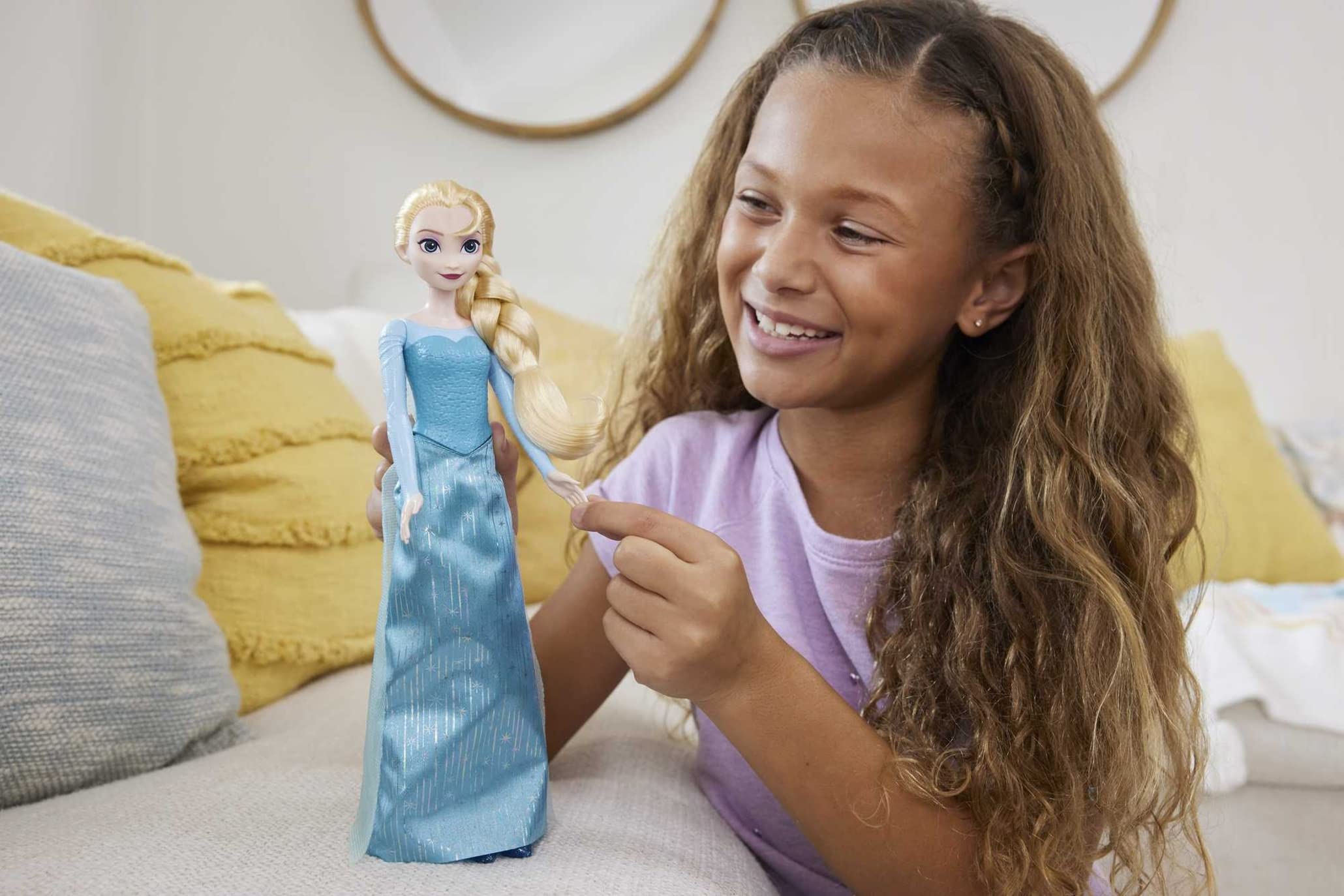 Mattel Disney Frozen Toys, Elsa Fashion Doll & Accessory with Signature Look, Inspired by the Movie