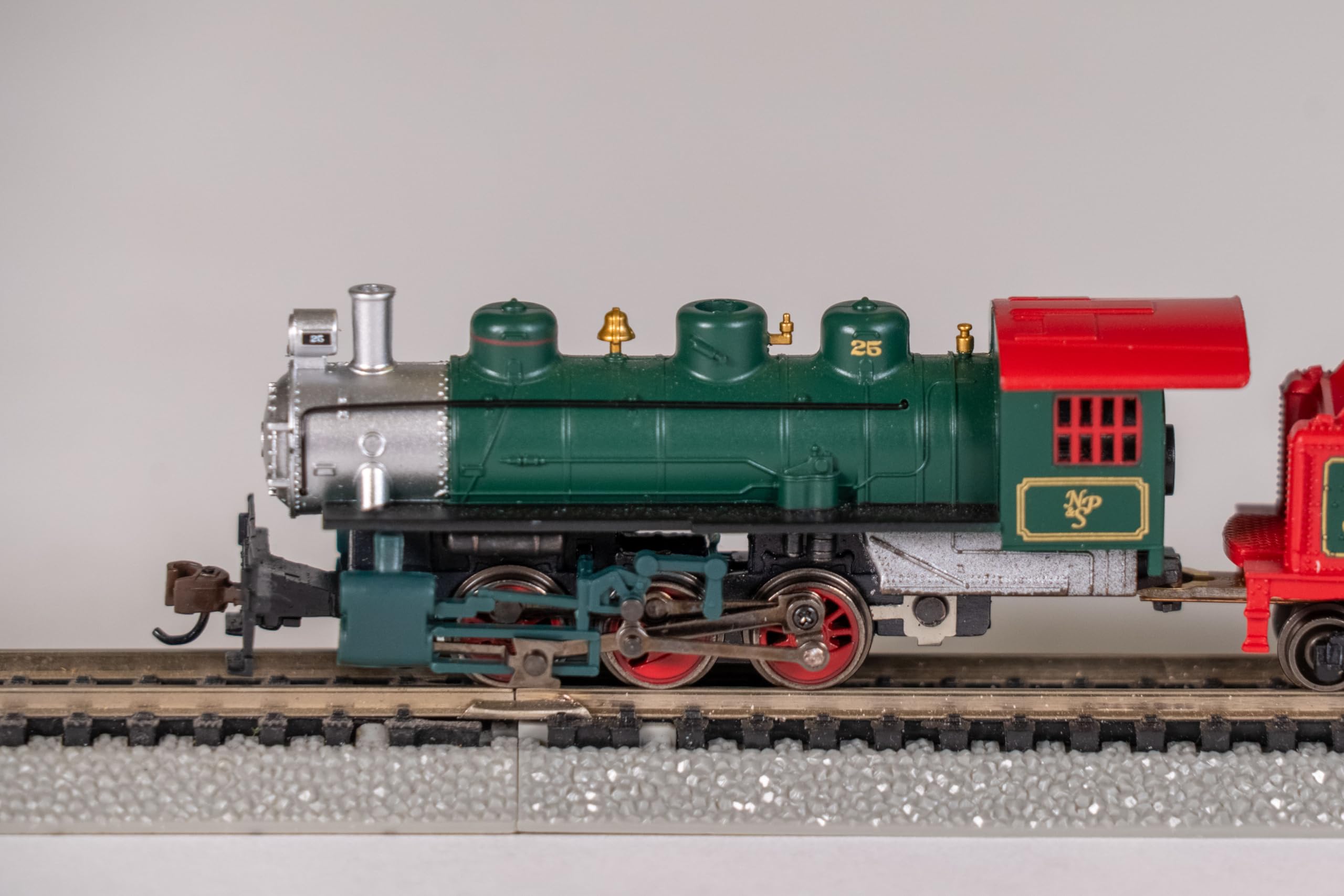 Bachmann Trains - USRA 0-6-0 SWITCHER Locomotive - NP&S® #25 - Christmas - N Scale