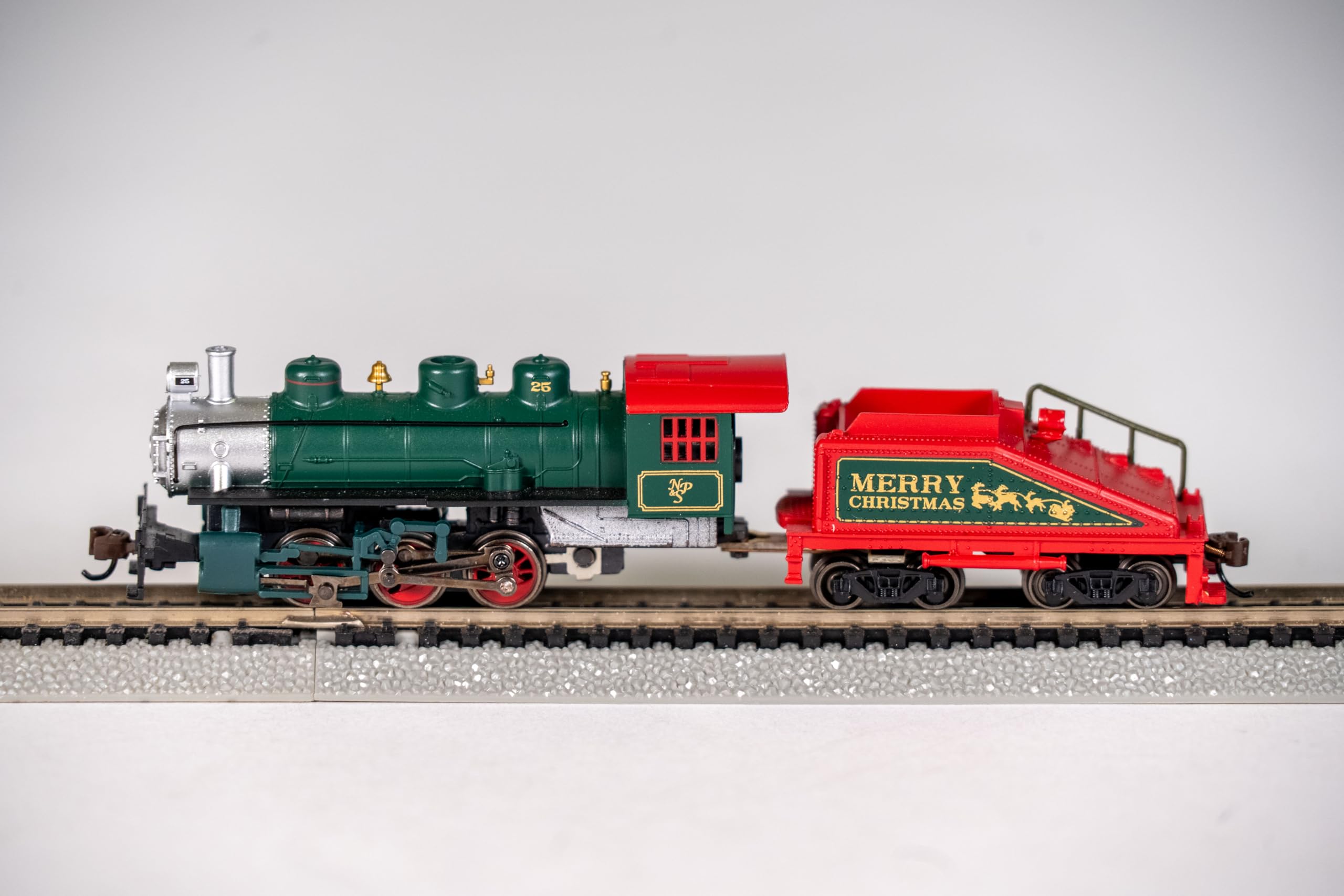 Bachmann Trains - USRA 0-6-0 SWITCHER Locomotive - NP&S® #25 - Christmas - N Scale