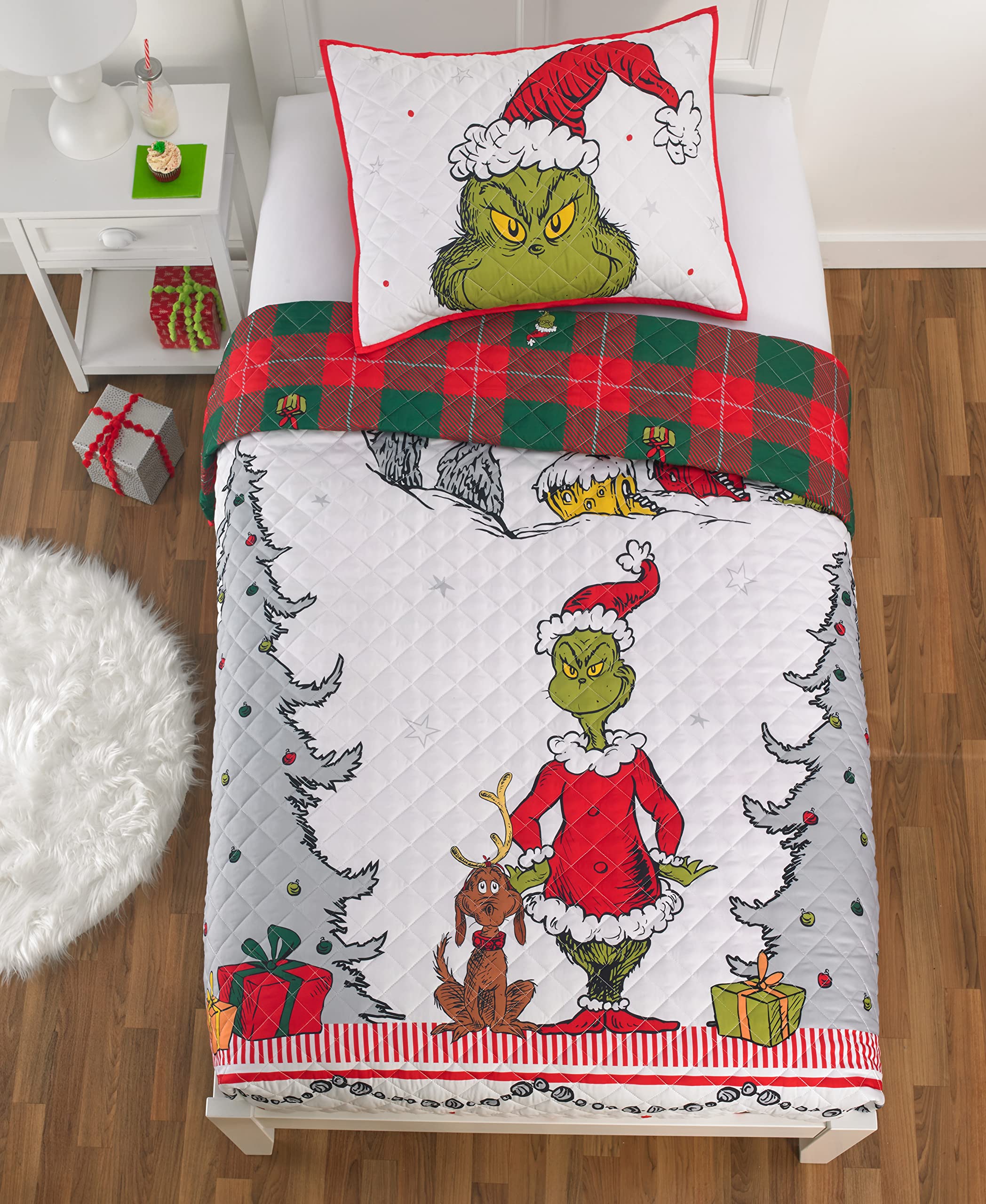 Franco Grinch by Dr. Seuss Holiday & Christmas Quilt Bedding Super Soft 2 Piece Pillow Sham and Quilt Set, Twin Size 68" x 86", (100% Officially Licensed Product)