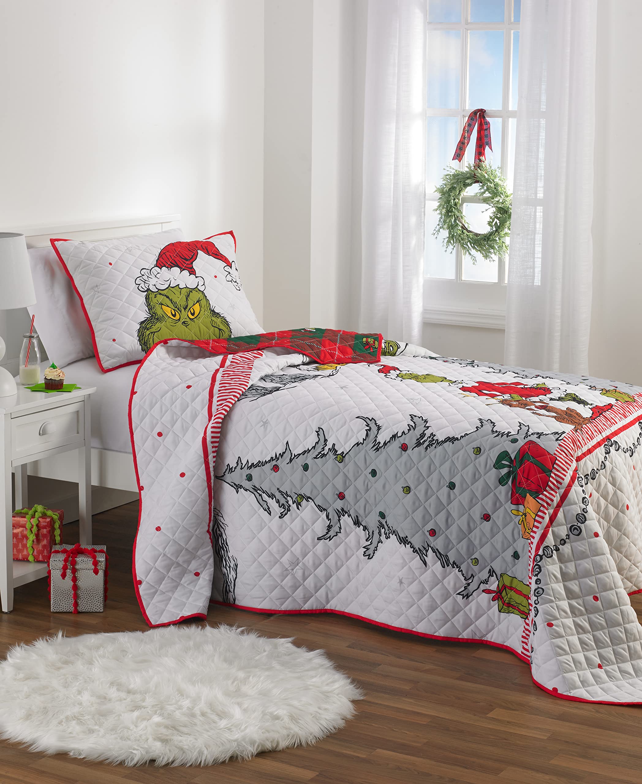 Franco Grinch by Dr. Seuss Holiday & Christmas Quilt Bedding Super Soft 2 Piece Pillow Sham and Quilt Set, Twin Size 68" x 86", (100% Officially Licensed Product)