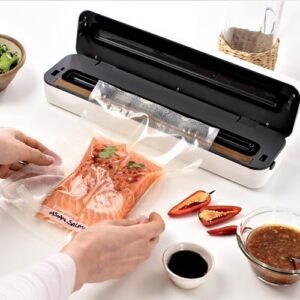 FoodSaver Everyday Vacuum Sealer Machine | Keeps Food Fresh Up to 5x Longer* | Compact Design For Efficient Storage | With 5 x Vacuum Sealer Bags (0.94 L & 3.78 L) | VS0290