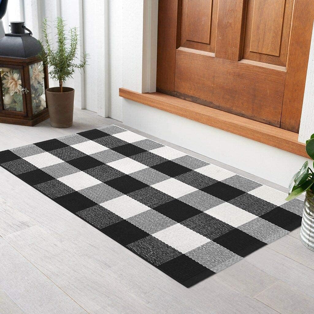 LEEVAN Buffalo Plaid Outdoor Door Mat, 2x3 ft Front Porch Rugs, Washable Woven Black White Checkered Rug, Welcome Layered Doormats Outdoor for Farmhouse Kitchen/Entryway/Front Door