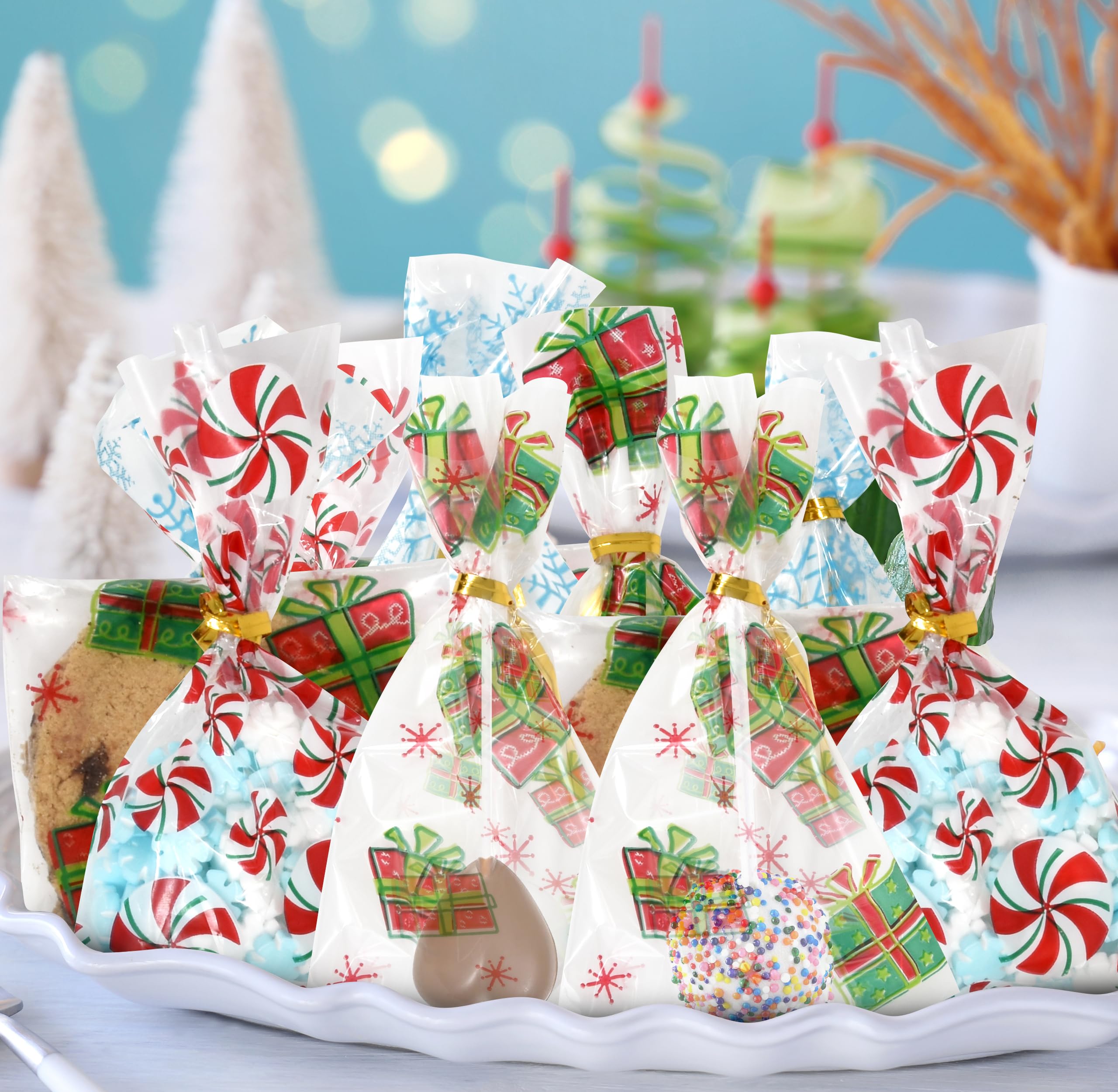 Gift Boutique 600 Small Christmas Treat Bags 3" x 5" with 600 Twist Ties Holiday Plastic Cellophane Bag for Making Your Own Lollipop Cake Pops Candy Lolly Chocolate & Cookies Easy Gift Wrapping Cello