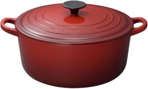 le creuset enameled cast-iron 9-quart round french oven, red