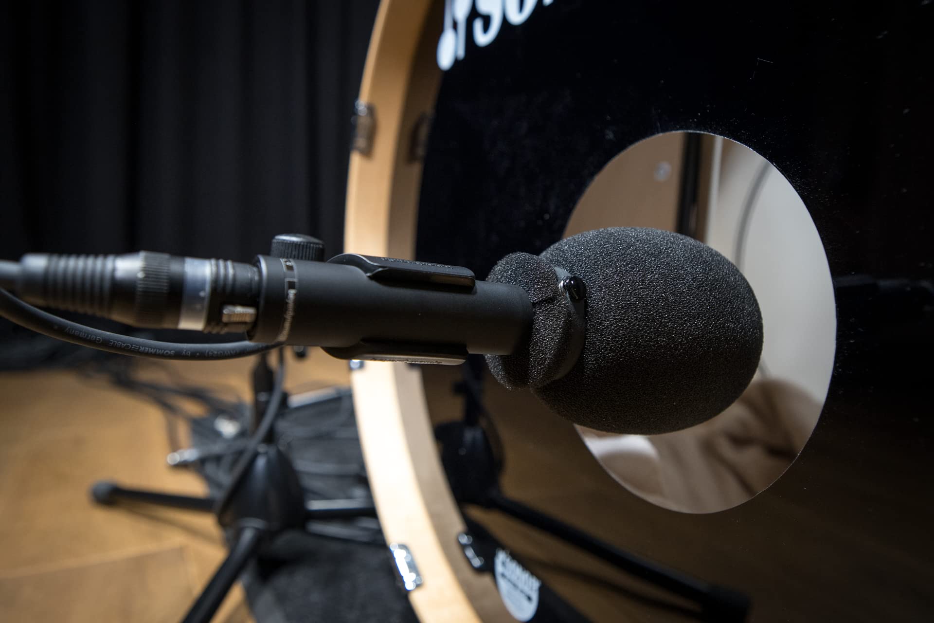 Beyerdynamic M88 TG Dynamic Microphone With Hypercardioid Polar Pattern for Vocals, Bass Drum, and Studio