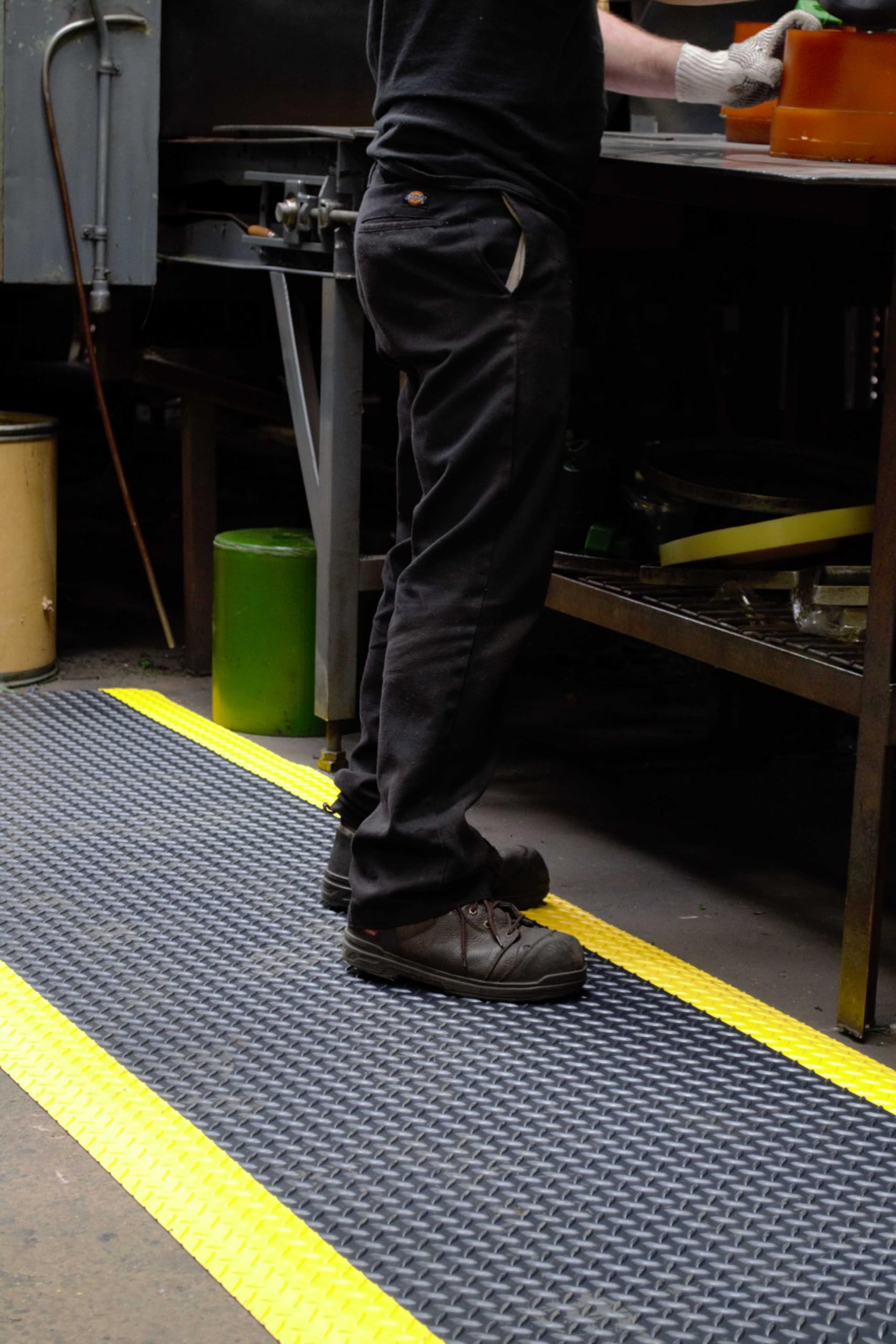 Wearwell UltraSoft Diamond-Plate SpongeCote Mat - Black/Yellow. Anti-Fatigue Workstation Mat. 3' W x 5' L x 15/16" Thickness. Nitricell Sponge. Pre-Beveled Edge. For Industrial Use (414.1516x3x5BK)