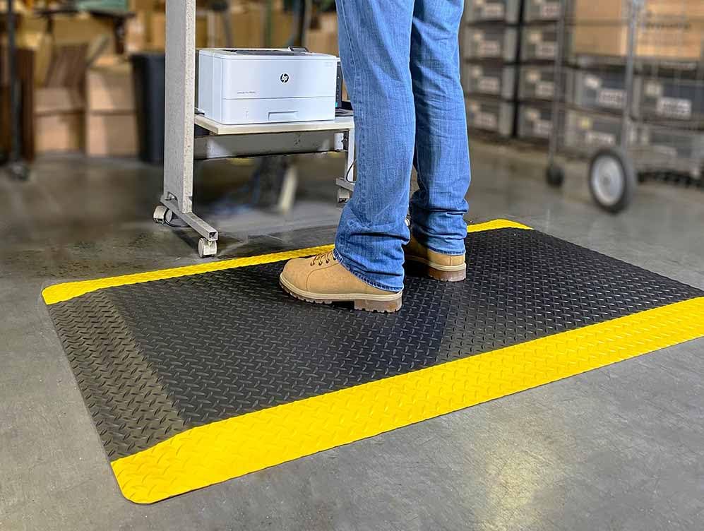 Wearwell UltraSoft Diamond-Plate SpongeCote Mat - Black/Yellow. Anti-Fatigue Workstation Mat. 3' W x 5' L x 15/16" Thickness. Nitricell Sponge. Pre-Beveled Edge. For Industrial Use (414.1516x3x5BK)