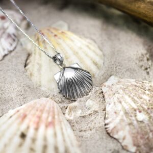 Honolulu Jewelry Company Sterling Silver High Polished Seashell Necklace Pendant with 18" Box Chain