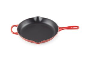 le creuset enameled cast iron signature iron handle skillet, 10.25" (1-3/4 qt.), cerise