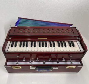 harmonium. item located in the usa. ships within 24 hours. red folding.