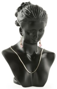 displays2go jewelry display head showcases necklaces and earrings with countertop, black