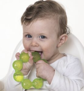 nuby icybite soothing ring teether 2pk - colors may vary