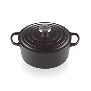 le creuset signature cast iron round casserole, 26 cm - satin black